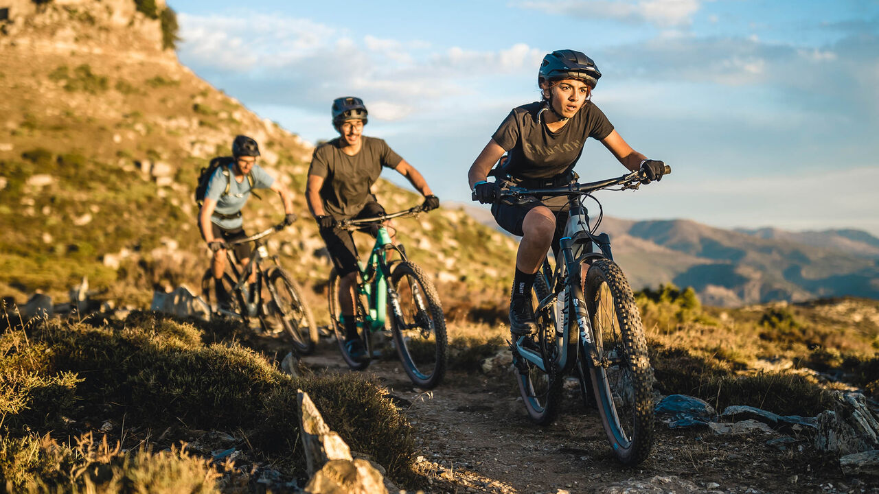 Buy trail bike apparel, gear & components | CANYON CN